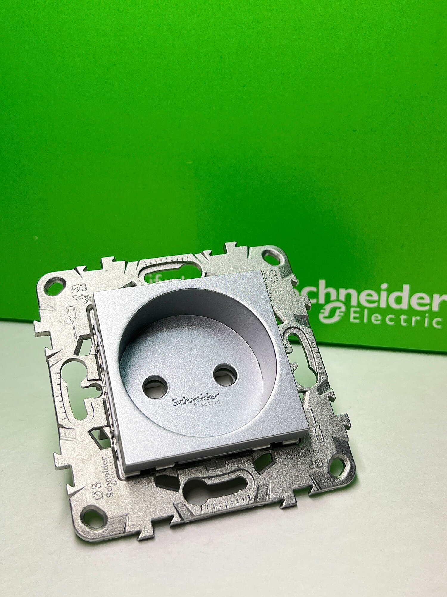 Розетка Schneider Electric Unica New б/з со шторками, алюминий, 16A 250V NU503330