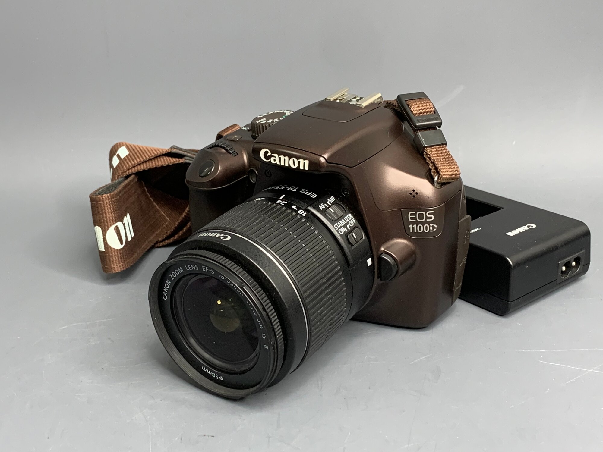 Canon EOS 1100D kit 18-55mm IS 1.700 кадров