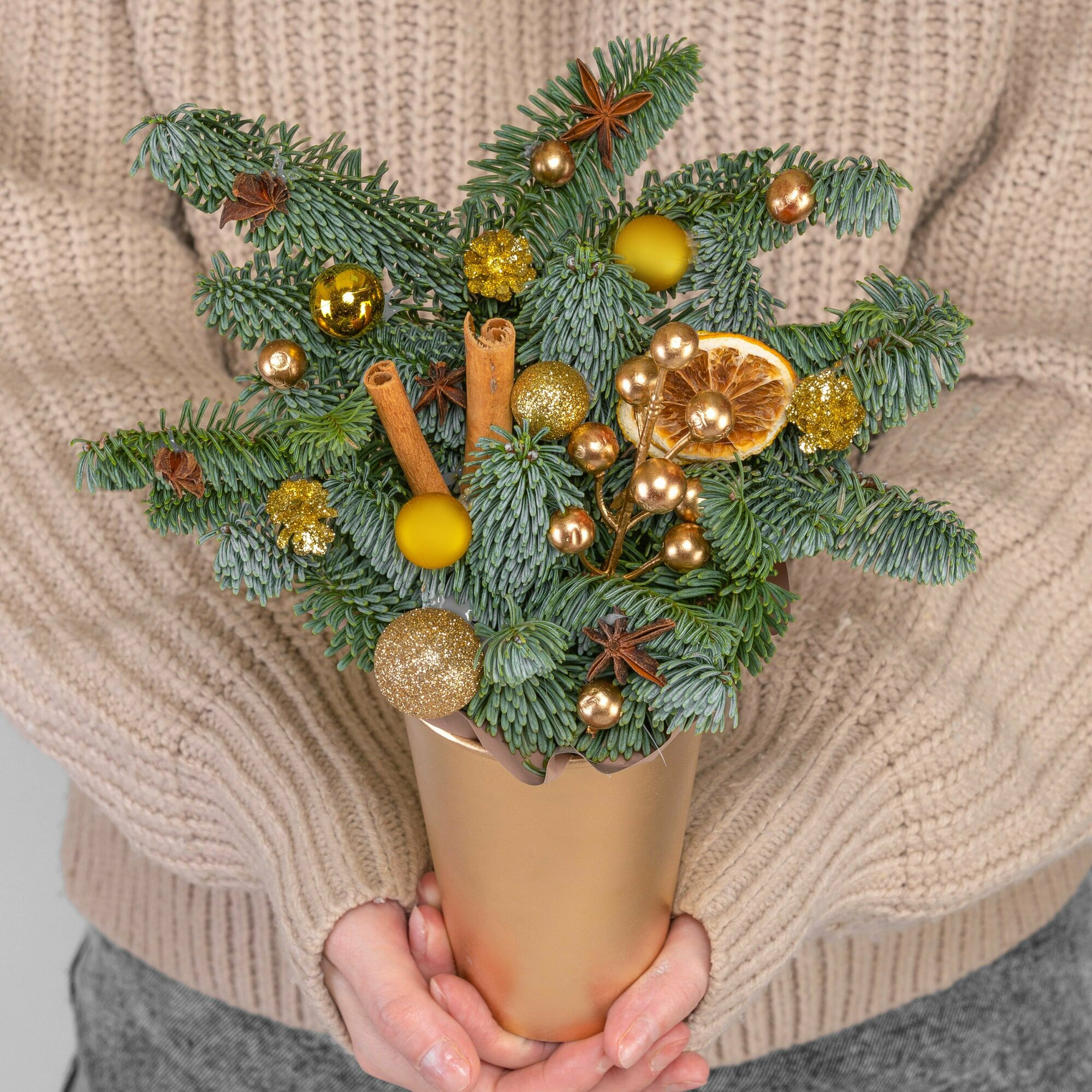 Новогодний букет Мегацвет24 "Золото", нобилис с украшениями в стаканчике