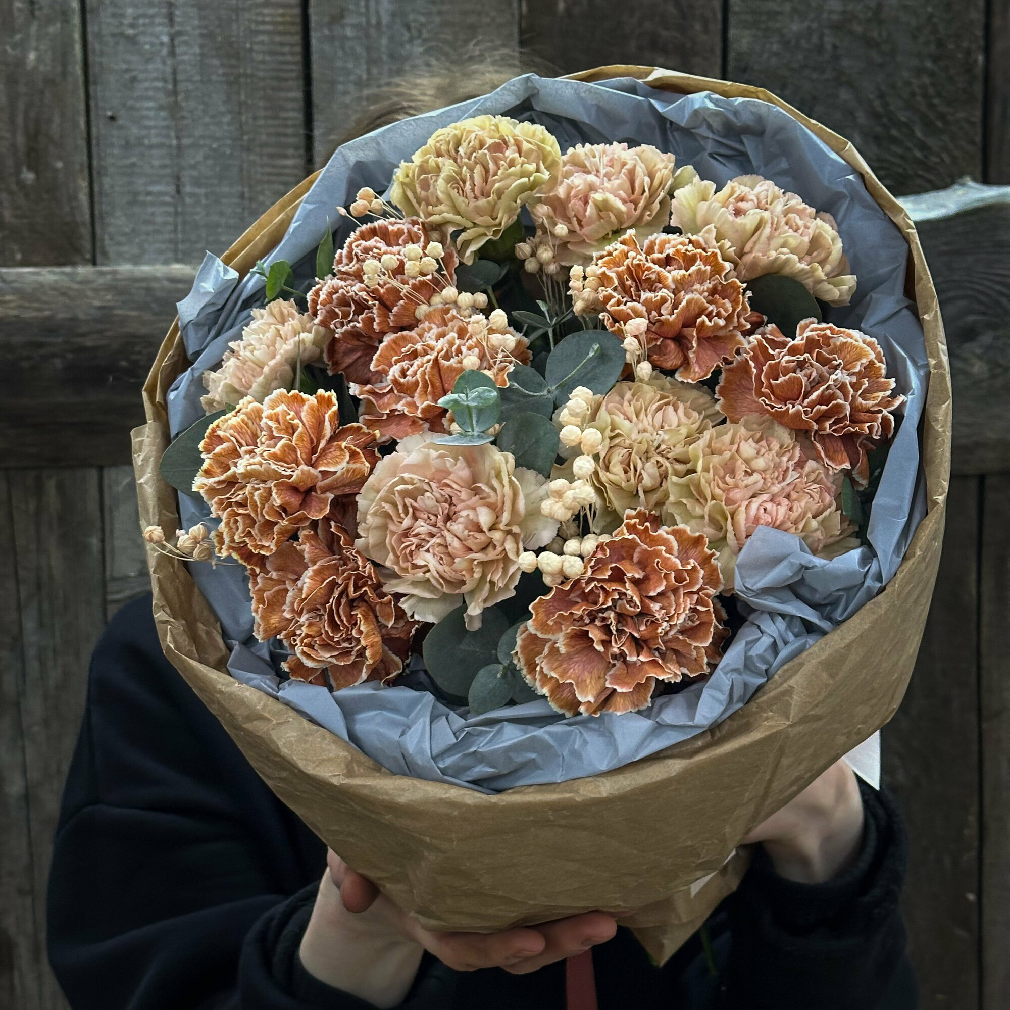 Монобукет из диантусов с эвкалиптом в терракотовых тонах FM136