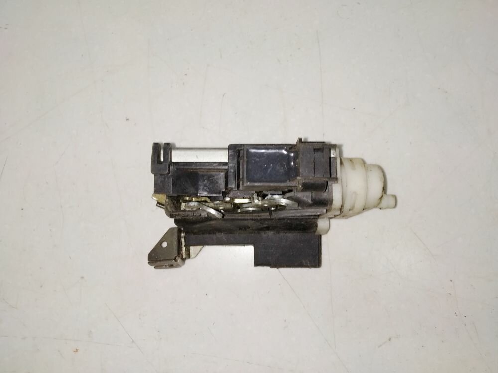 Замок двери audi A4 B5 Передний правый 8D1837016E