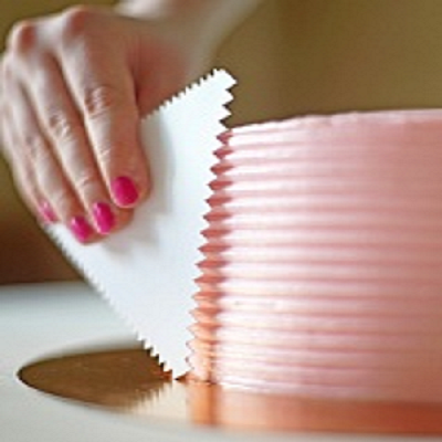 Шпатель (скребок) кондитерский треугольный узорчатый 10 см