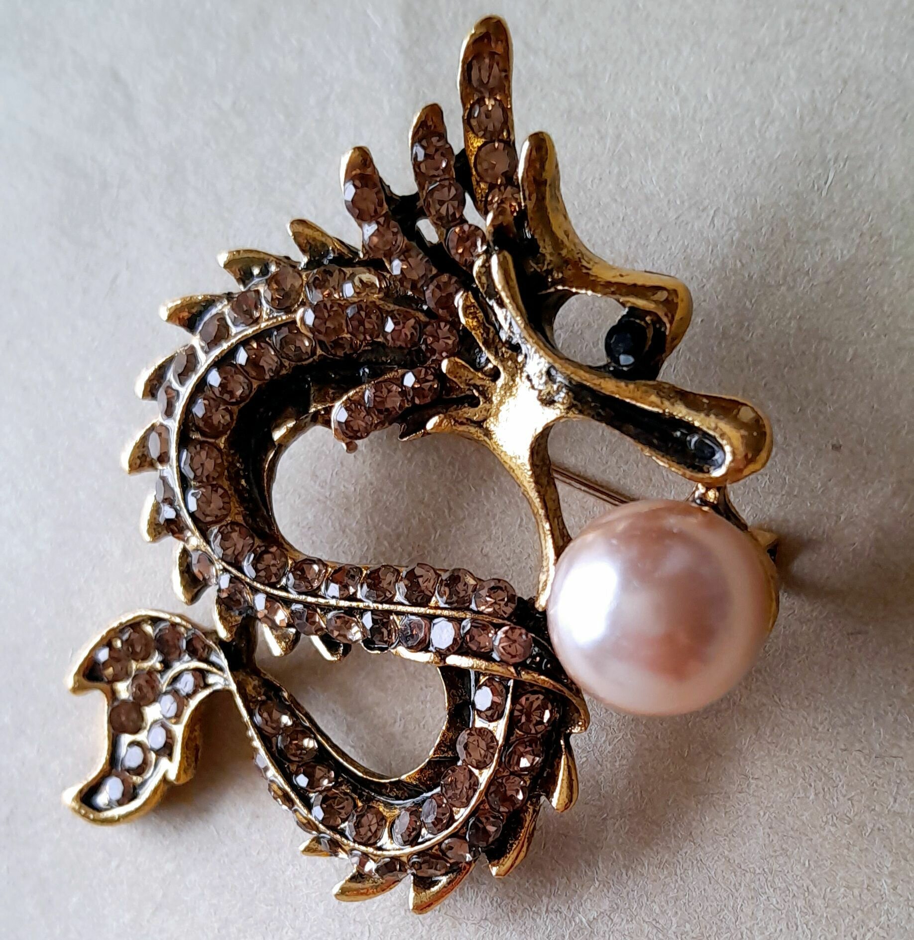 Брошь, искусственный камень, стразы