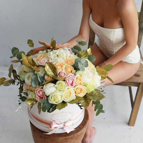 Букет "Очаровательный", 51 цветок, пион, роза, гортензия, бежево-белый