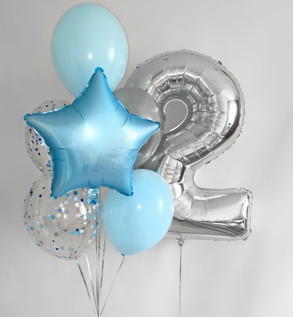 Светлая серебристо-голубая композиция на День рождения с цифрой