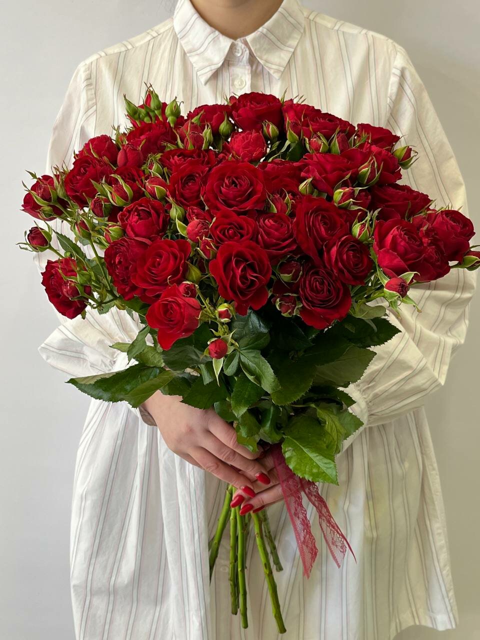 Монобукет Romashka «Премьер», кустовые розы, 50 см, 31 цветок, красный