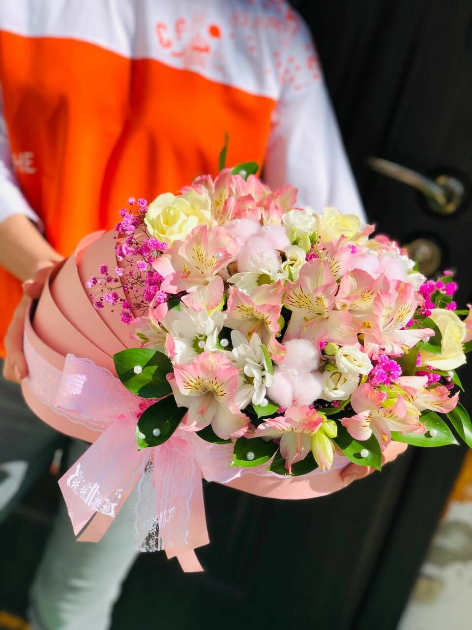 Букет цветов в розовой люльке на выписку из роддома