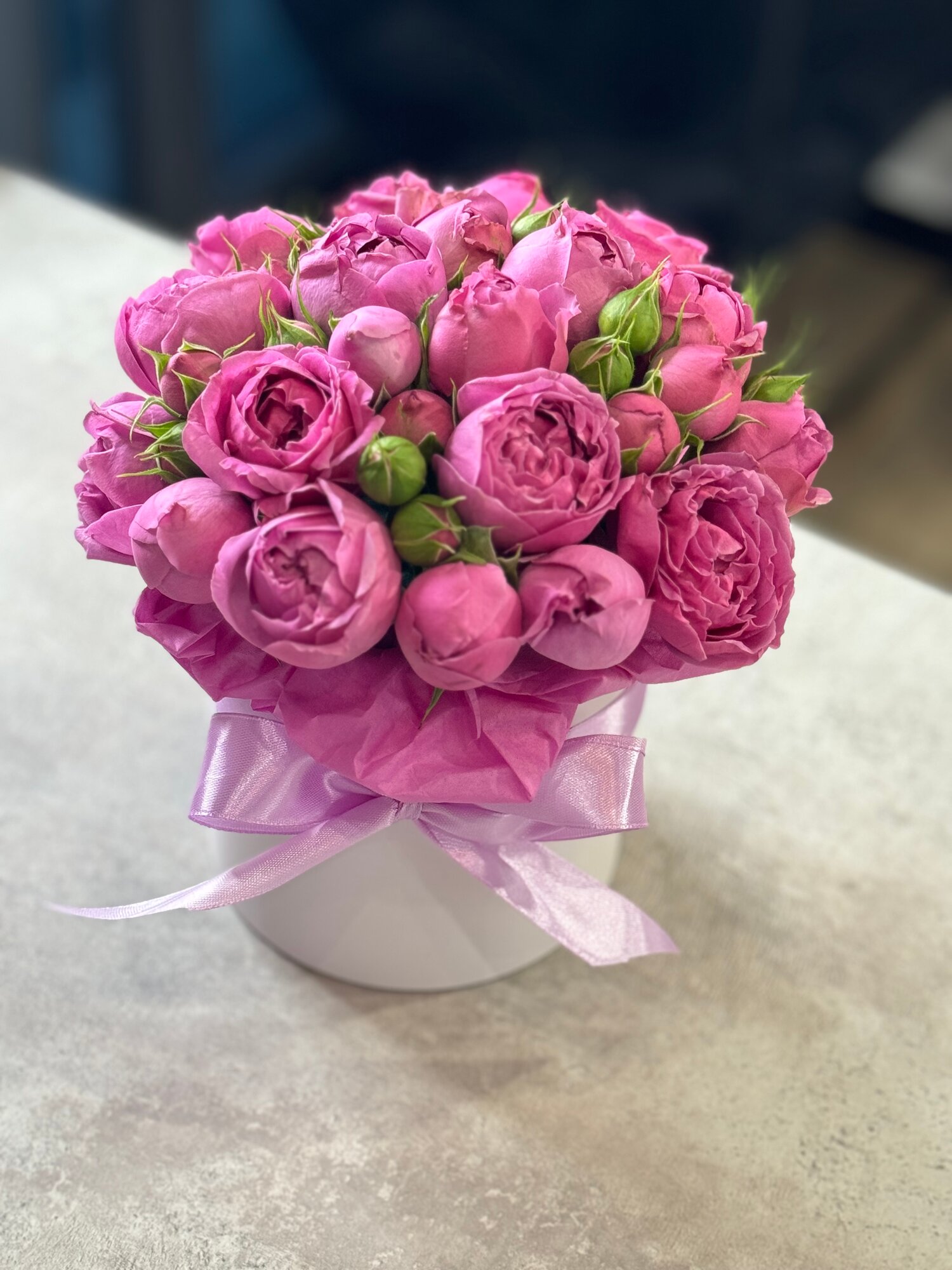 Коробочка комплимент с пионовидными кустовыми розами мисти баблс