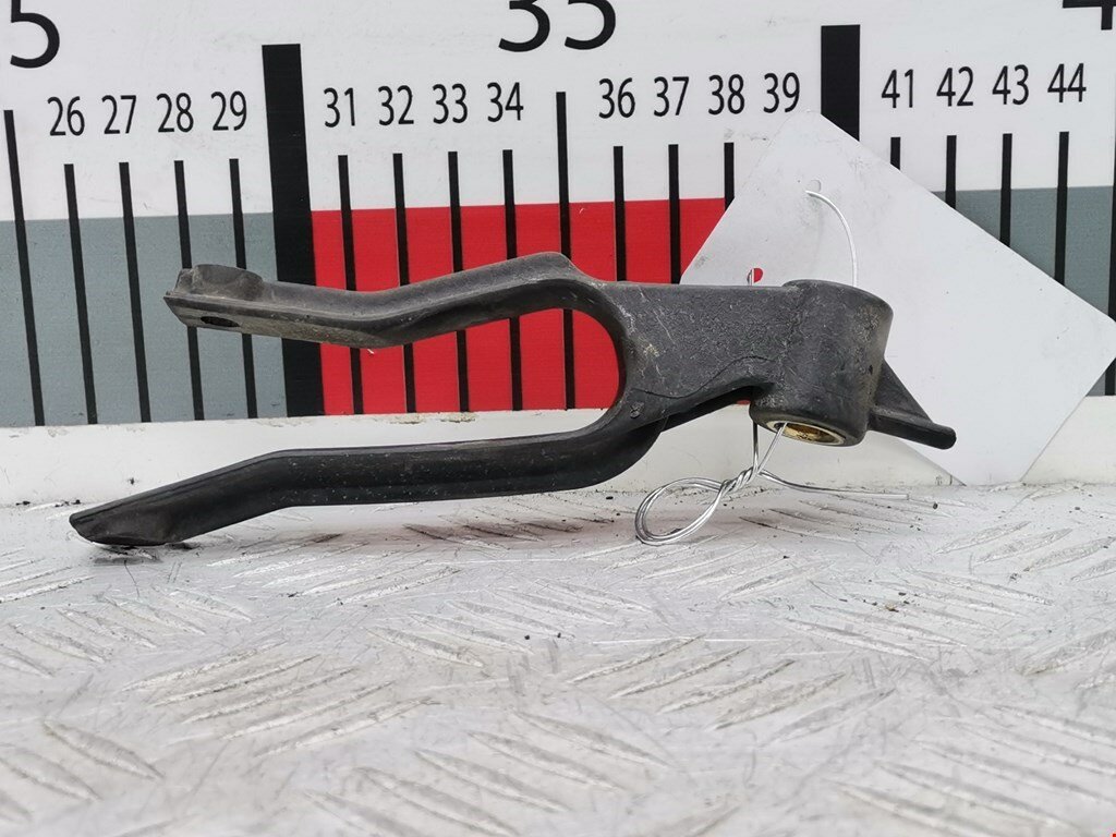 Кронштейн (крепление) радиатора Opel Astra H 13162131 арт. 1978059