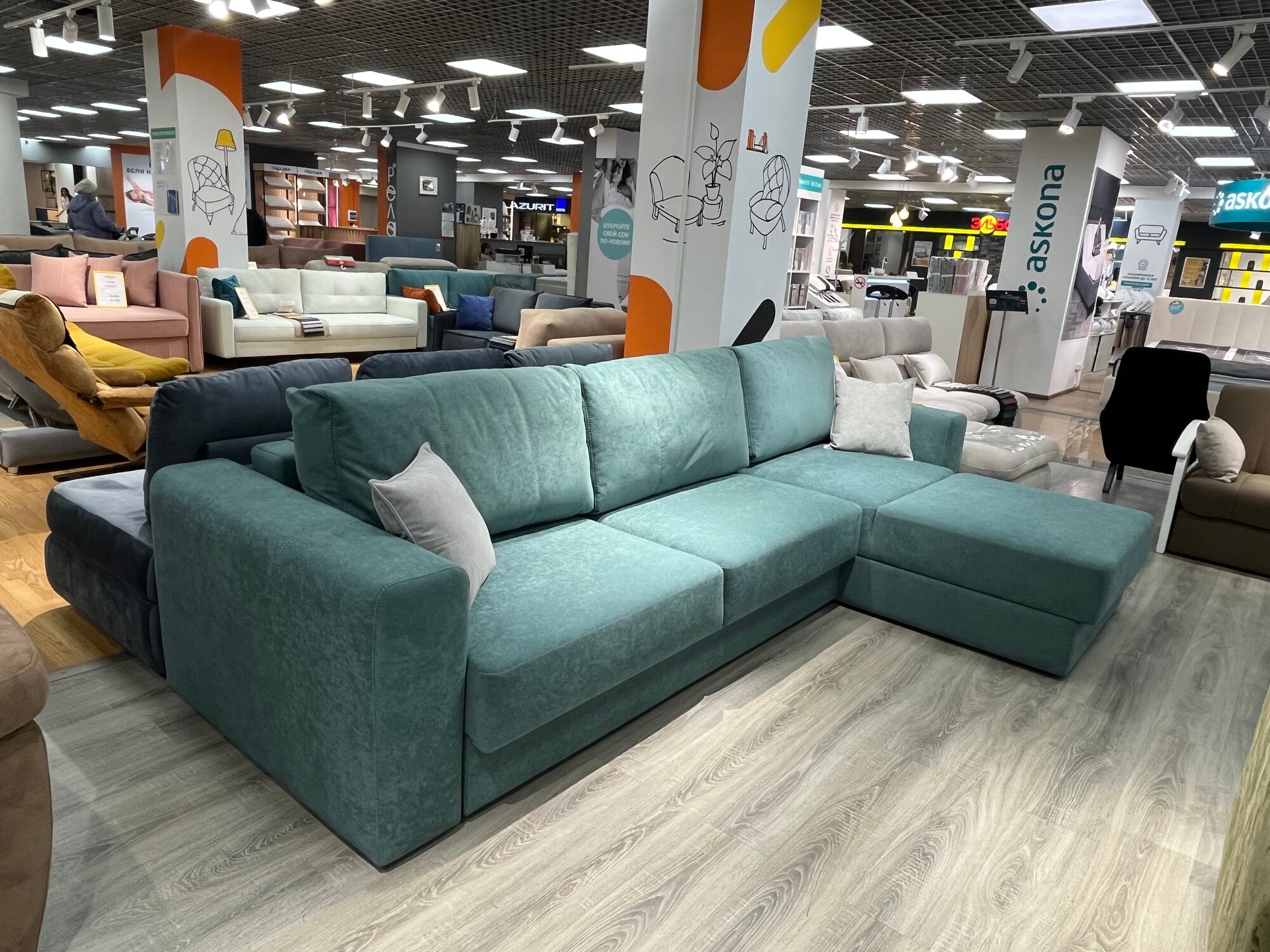 Диван угловой Омар с оттоманкой на металлическом каркасе 350 см шириной, в антивандальной ткани