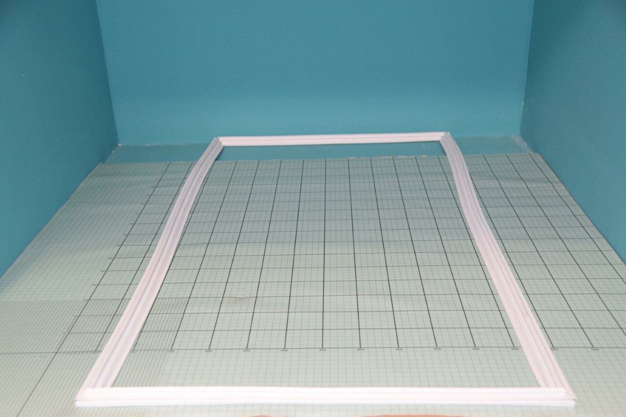 Уплотнитель холодильной камеры холодильника Beko/Blomberg/Hansa 1022657, 560х855 мм. крепление в паз