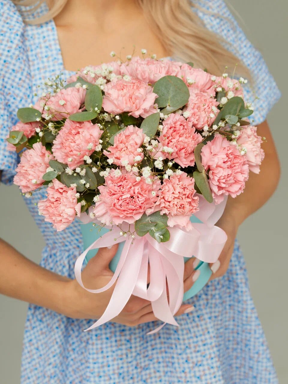 Композиция в коробке из свежих живых цветов Ароматный диантус от Bestflo купить с доставкой