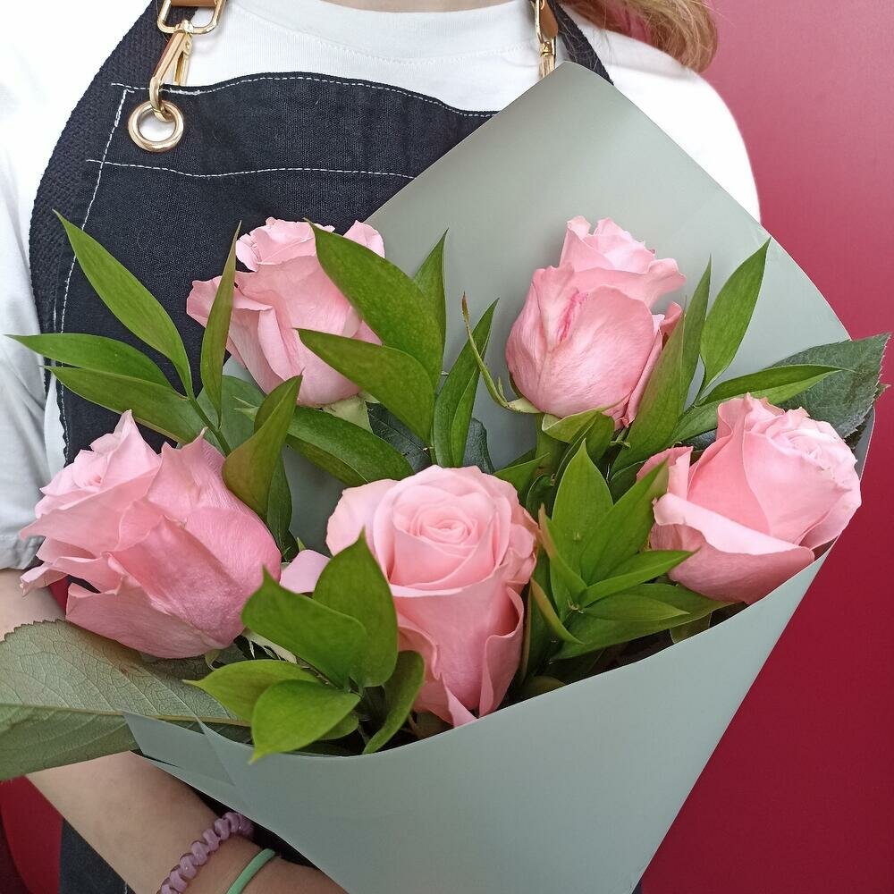 Букет "Розовое безе"из розовых шикарных роз и рускуса в корейской упаковке