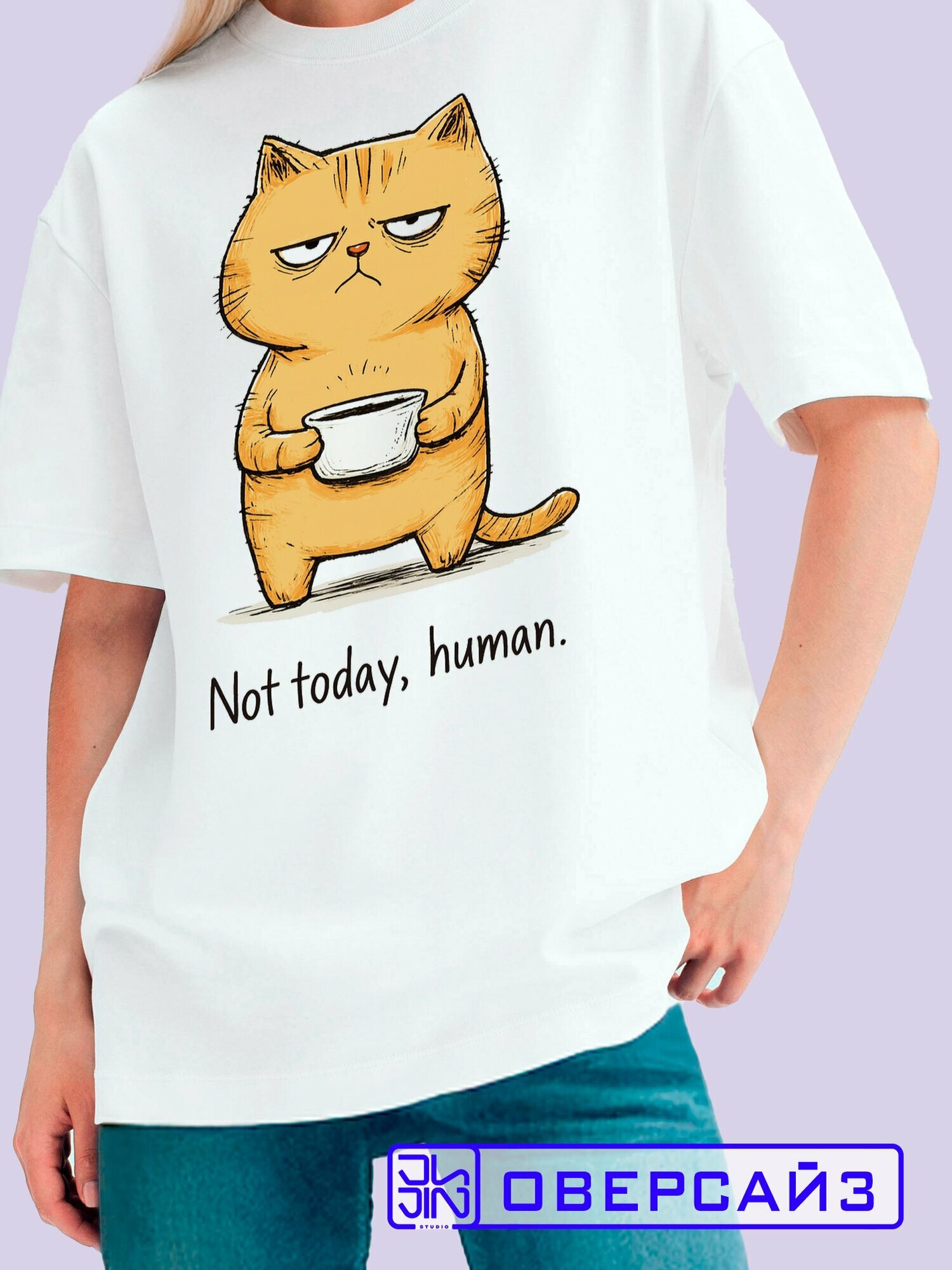 Футболка оверсайз женская с принтом Кошка с мемами черно-белая, смешная графитовая с чашками и кофе, белый хлопковый трикотаж с прикольным рисунком на груди