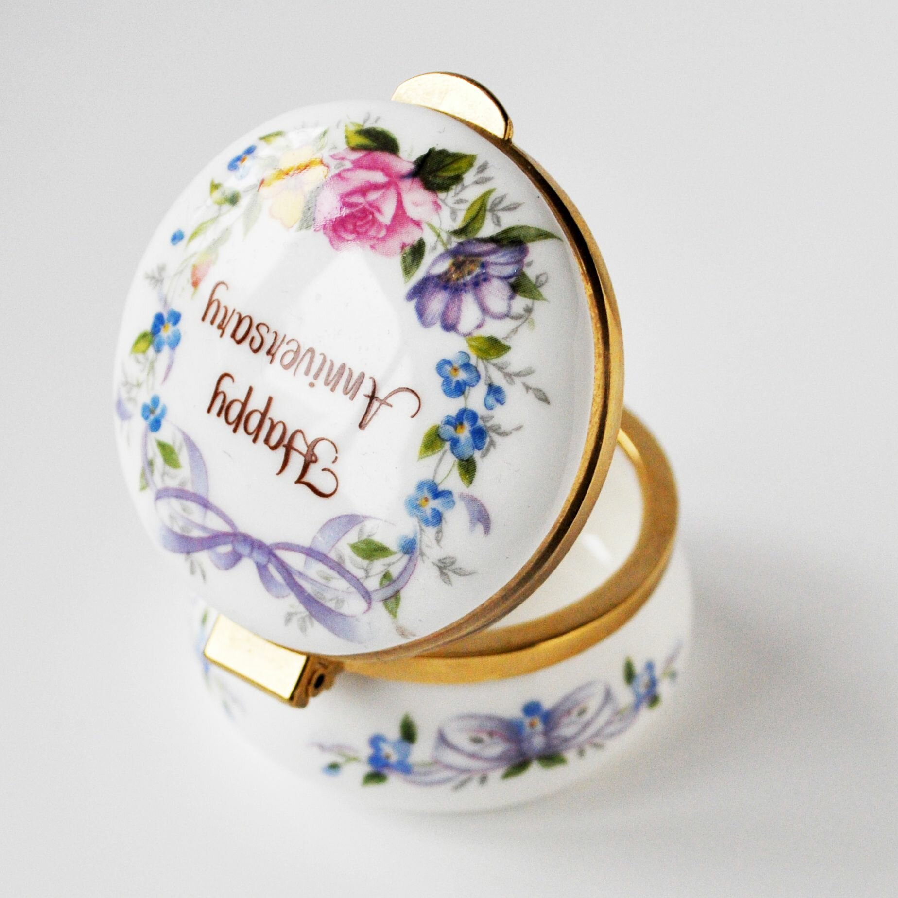 Винтажная шкатулка миниатюрная "Счастливой годовщины". Фарфор, деколь, золочение, металл. Англия, конец ХХ века.