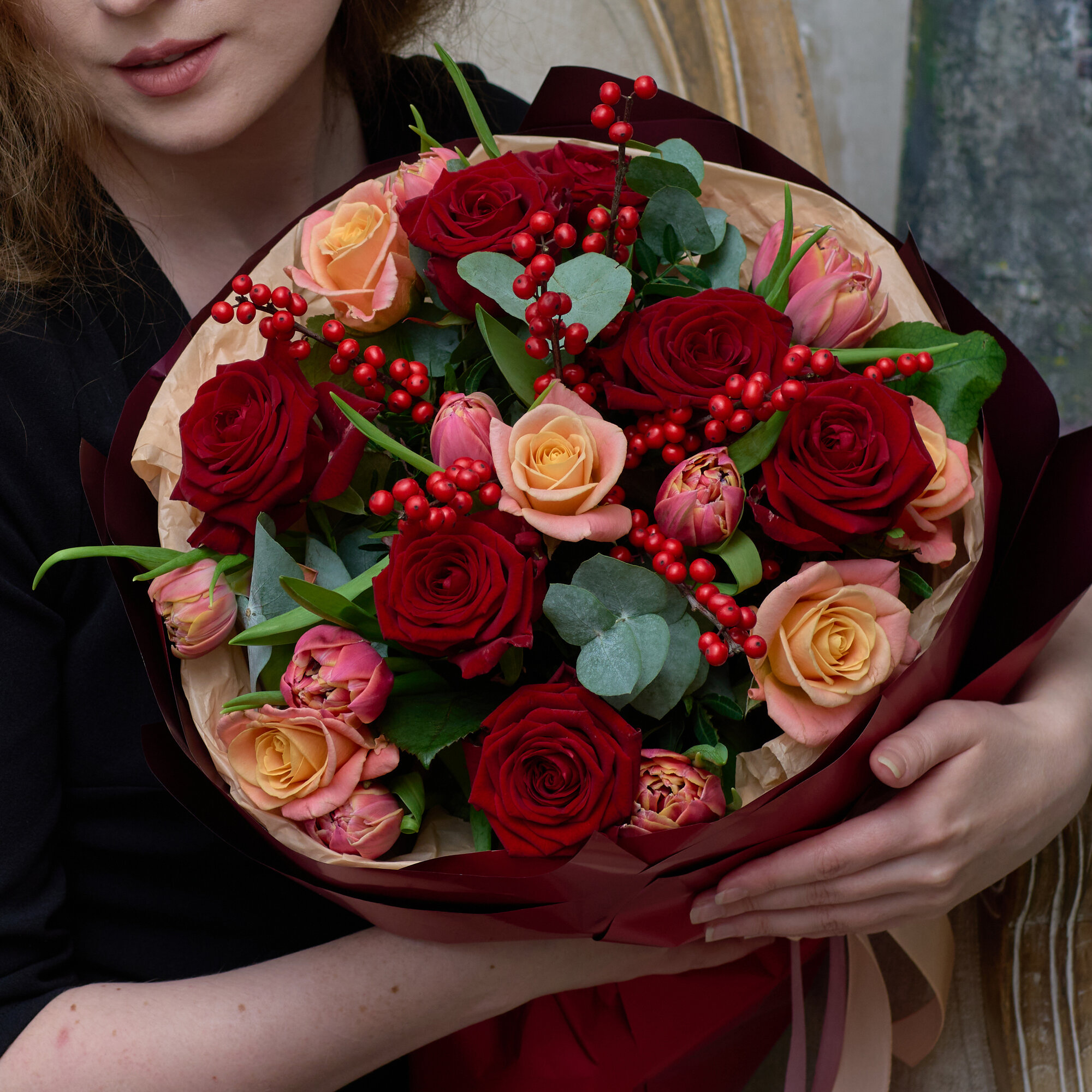 Букет живых цветов Flor-Pro Flowers из роз и тюльпанов "Скарлет Бэрри" в дизайнерской упаковке