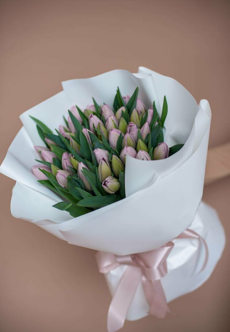 Букет из 49 сиреневых тюльпанов