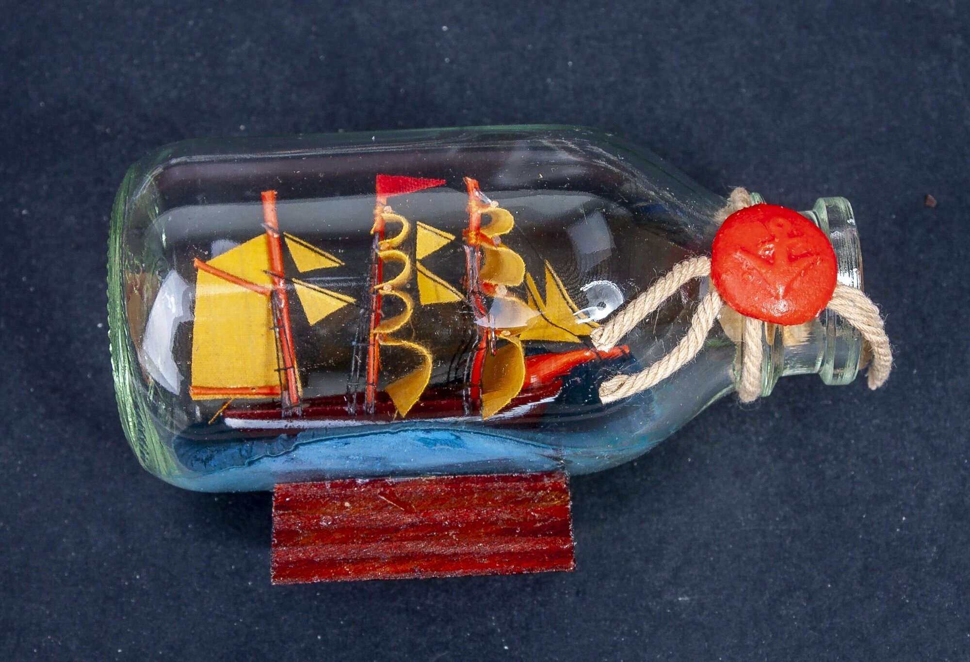 Корабль сувенирный в бутылке