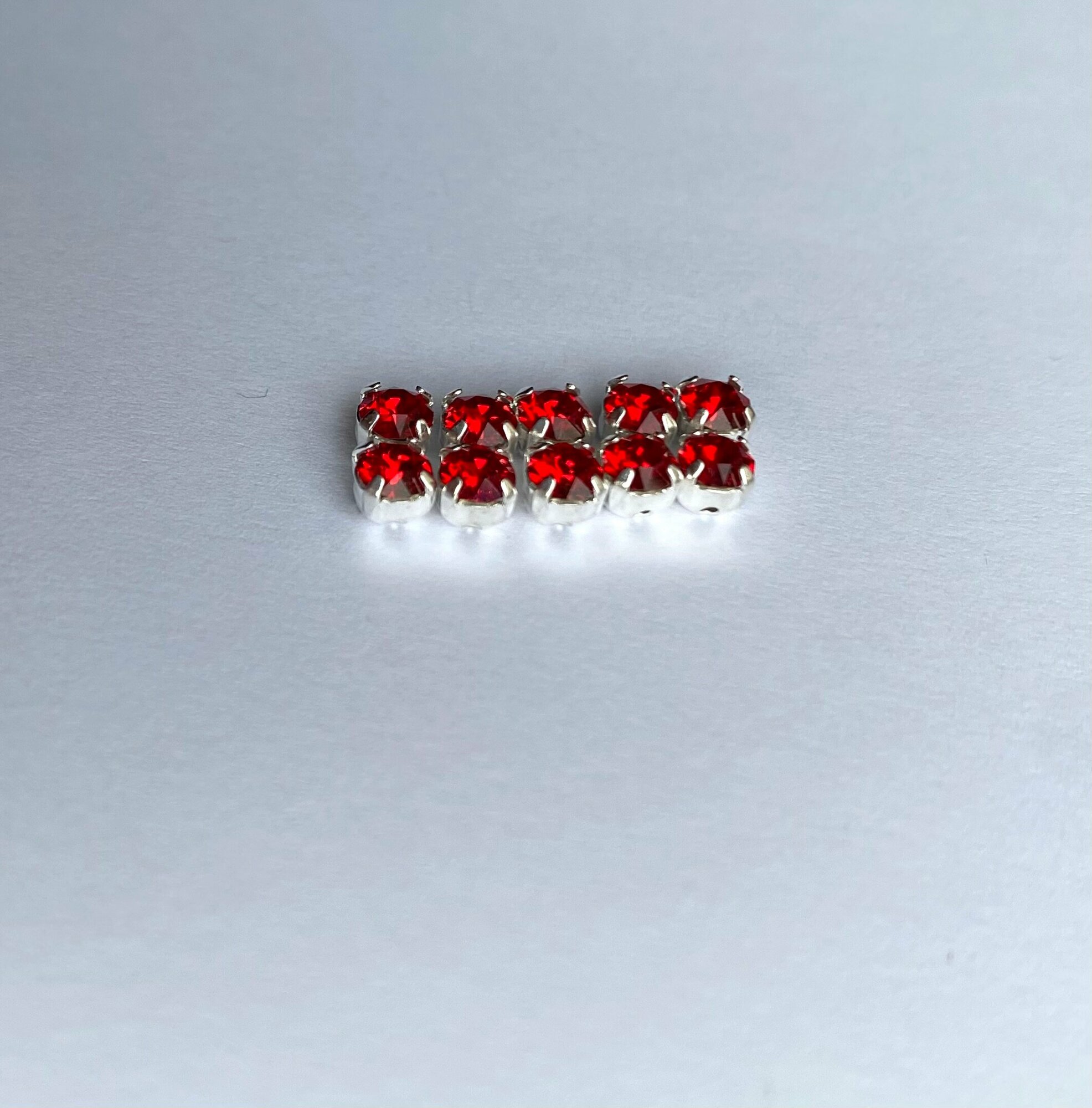 Стразы Swarovski пришивные в металлическом касте 10 шт 4 мм Light Siam 53200