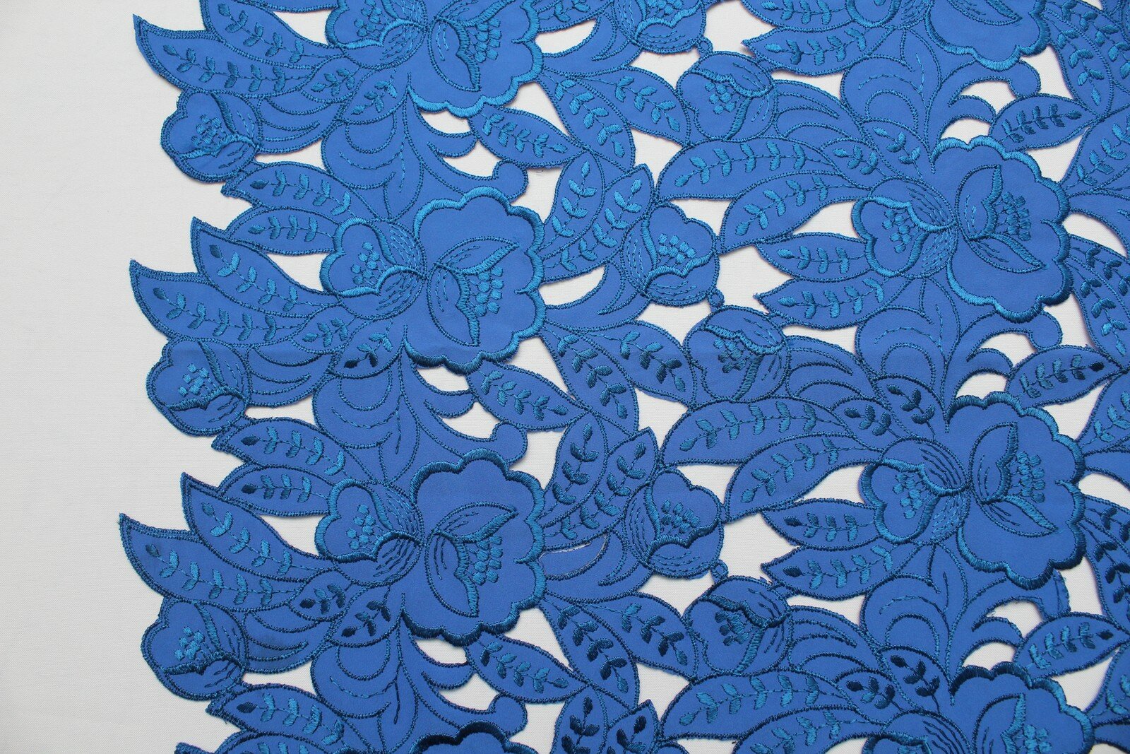 Ткань Вышивка ришелье (perfori) хлопком на сатине цвета кобальт, кайма, ш140см, 0,5 м