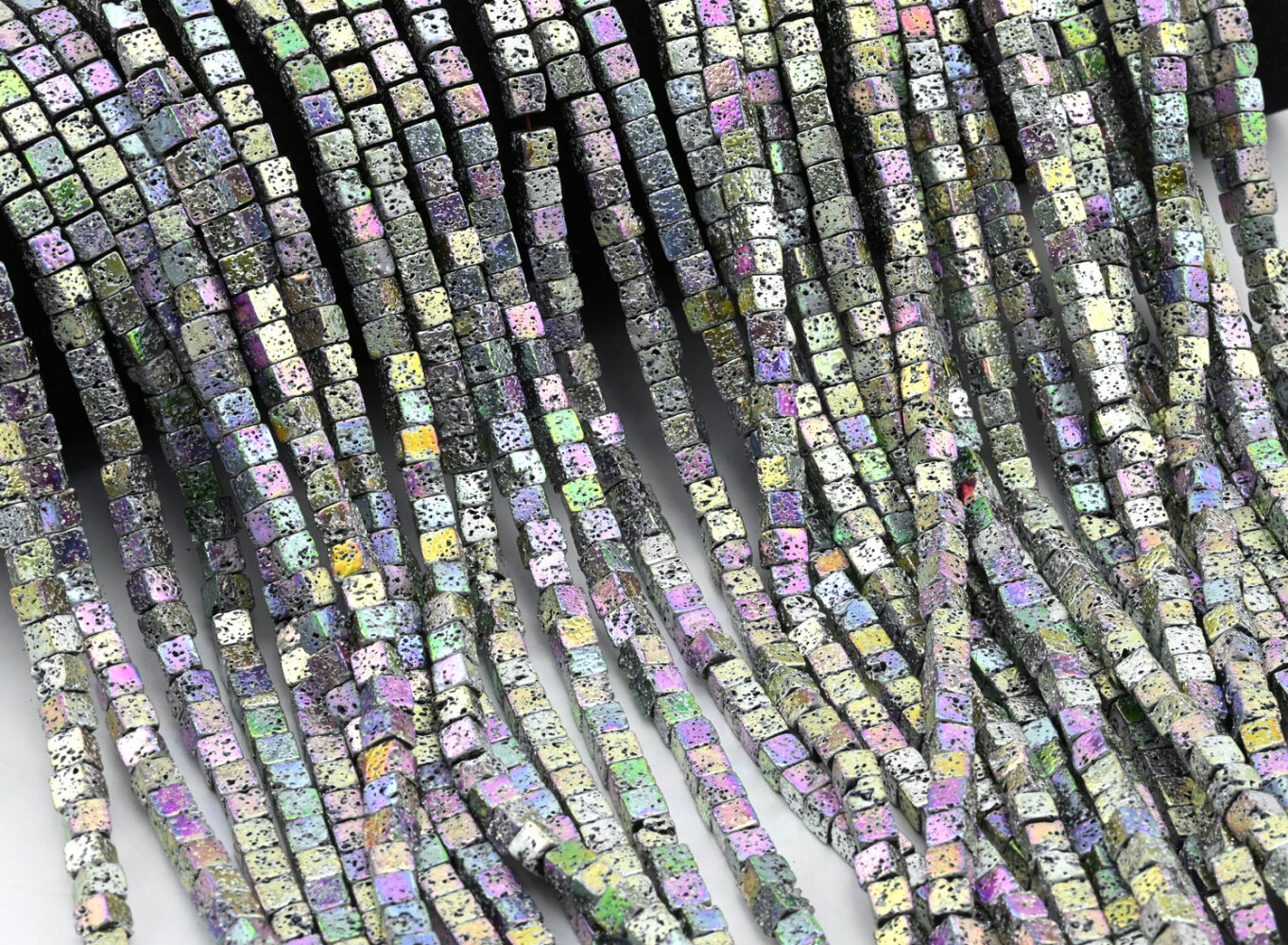 Бусины из лавы квадрат 5*5мм, цв. хамелеон серебристый, 41см, 90 бусин .