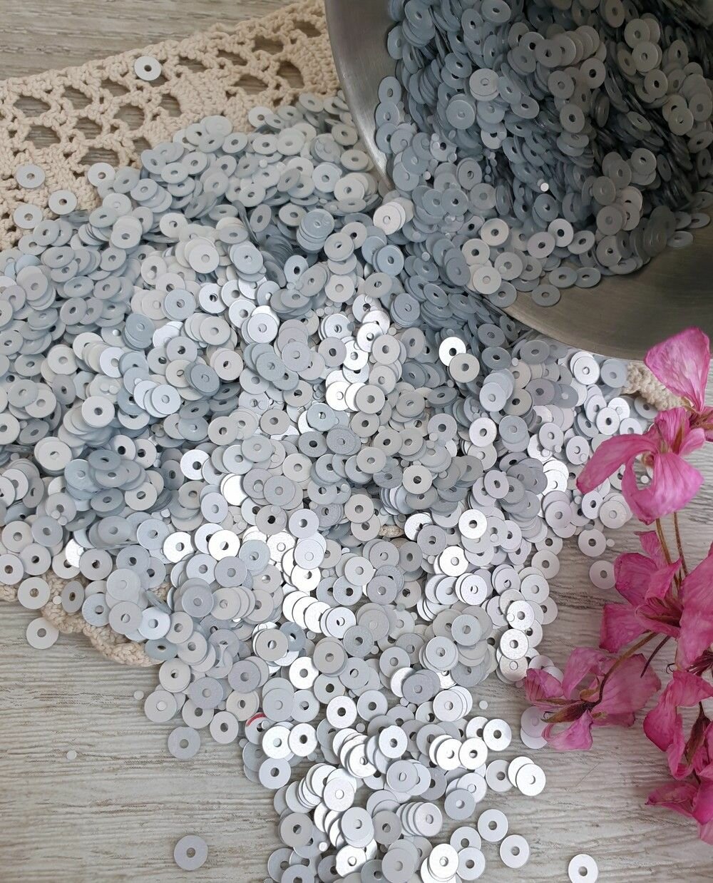 Пайетки круглые 4 мм, плоские, #p079. Упаковка 3 грамма