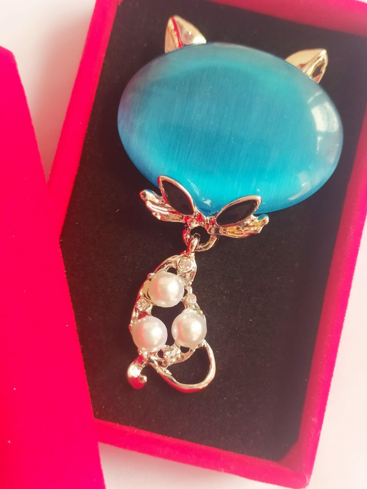 Брошь, кошачий глаз, эмаль, стразы, пластик