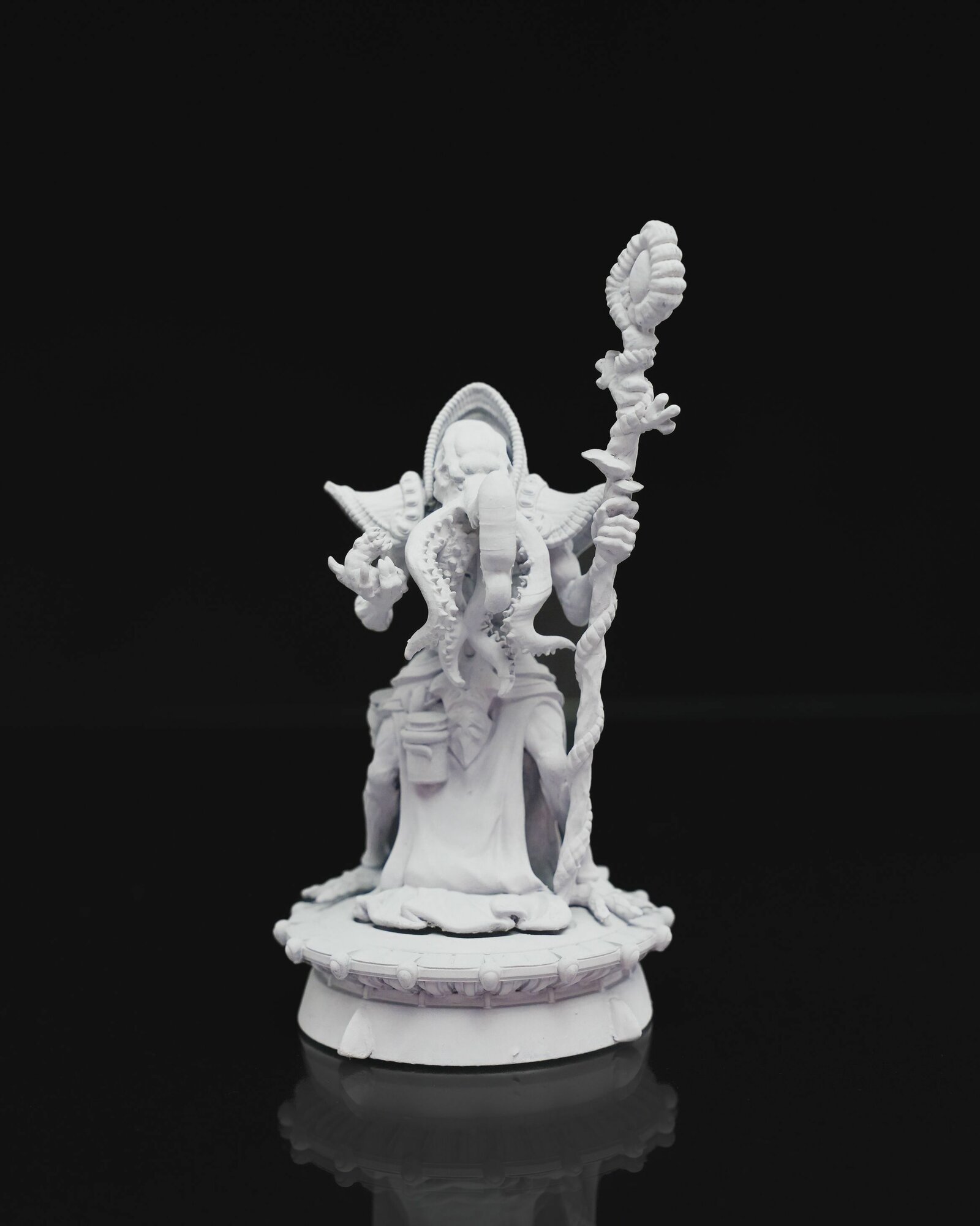 Фигурка Иллитид с посохом и с личинкой урофион для игры в DnD в масштабе 32 мм