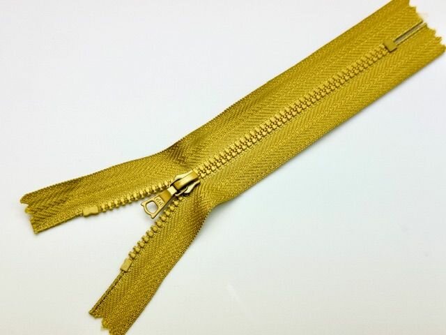 Молния пластиковая, тракторная, неразъёмная riri, 15 см. Цвет тесьмы горчичный. Брючная.