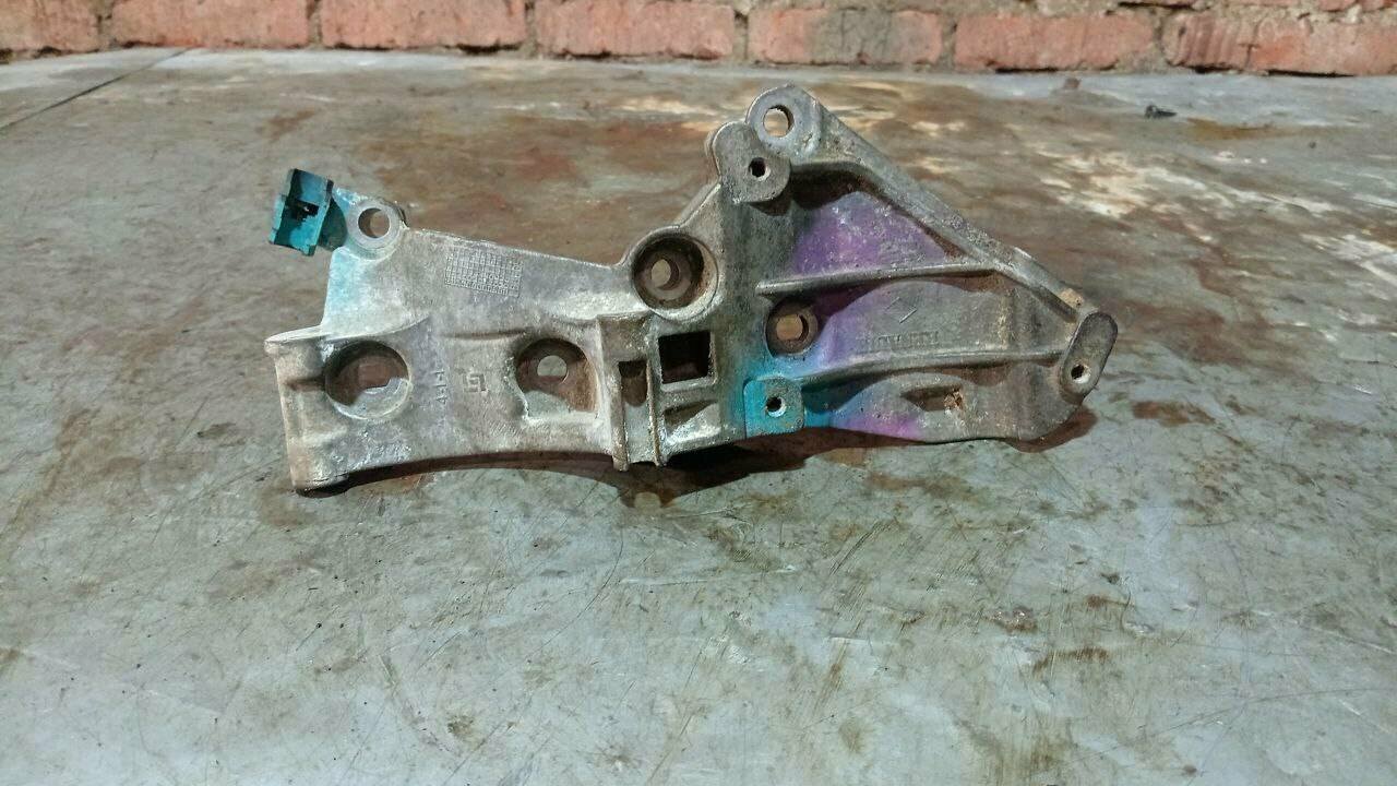 Кронштейн генератора Renault Modus 2007 820036509