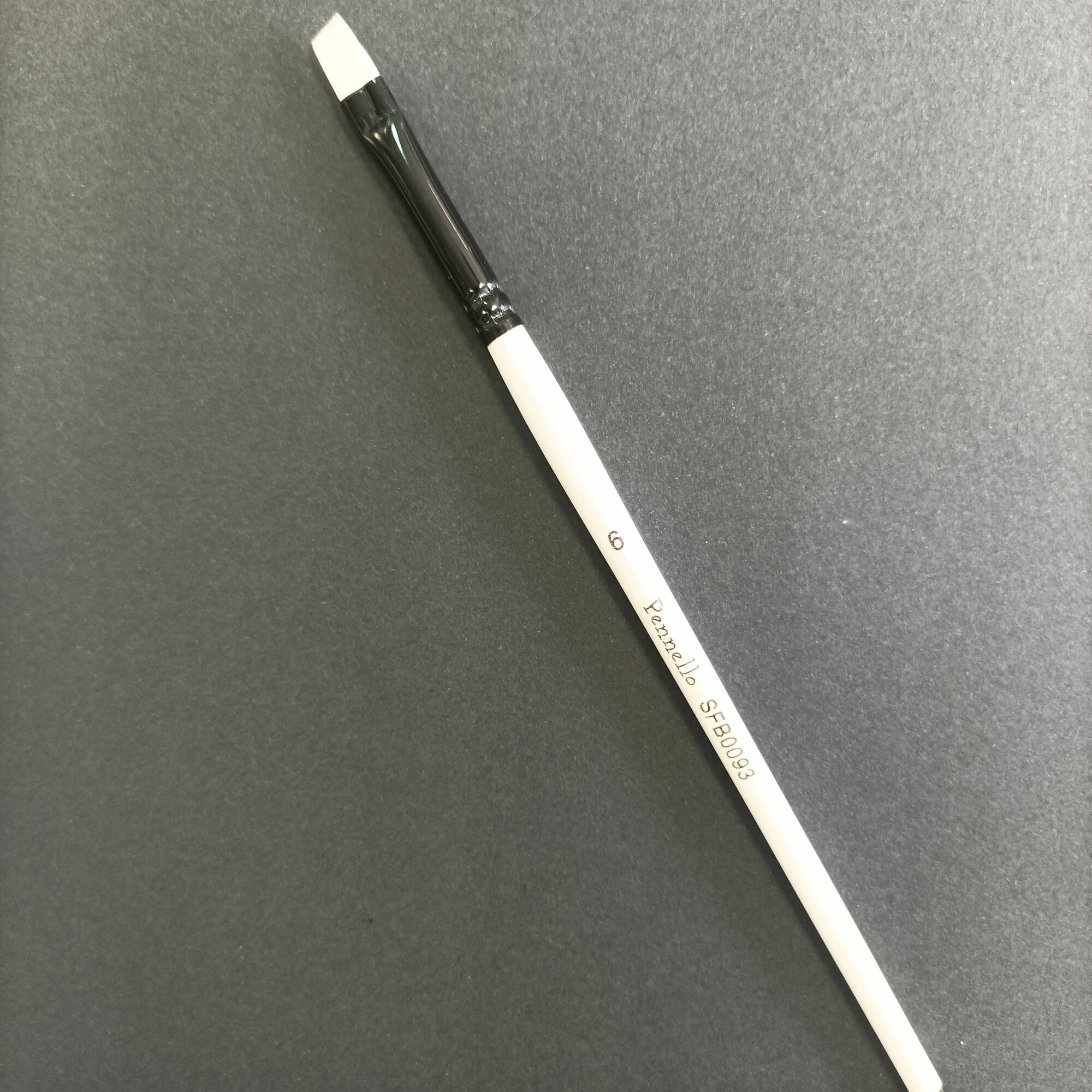 Кисть синтетика жесткая Pennelo скошенная N 6 короткая ручка