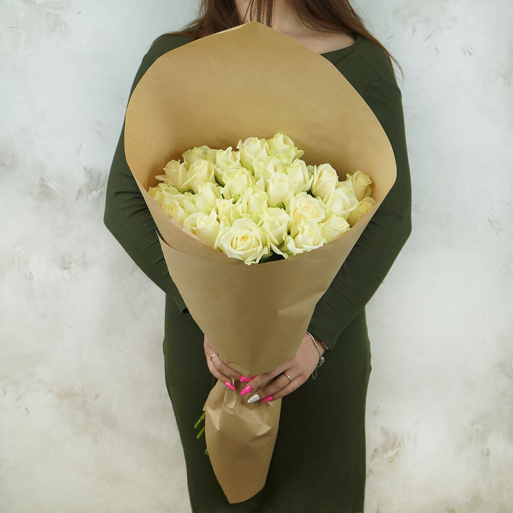 Букет живых цветов из 25 белых роз в крафтовой упаковке 60см.