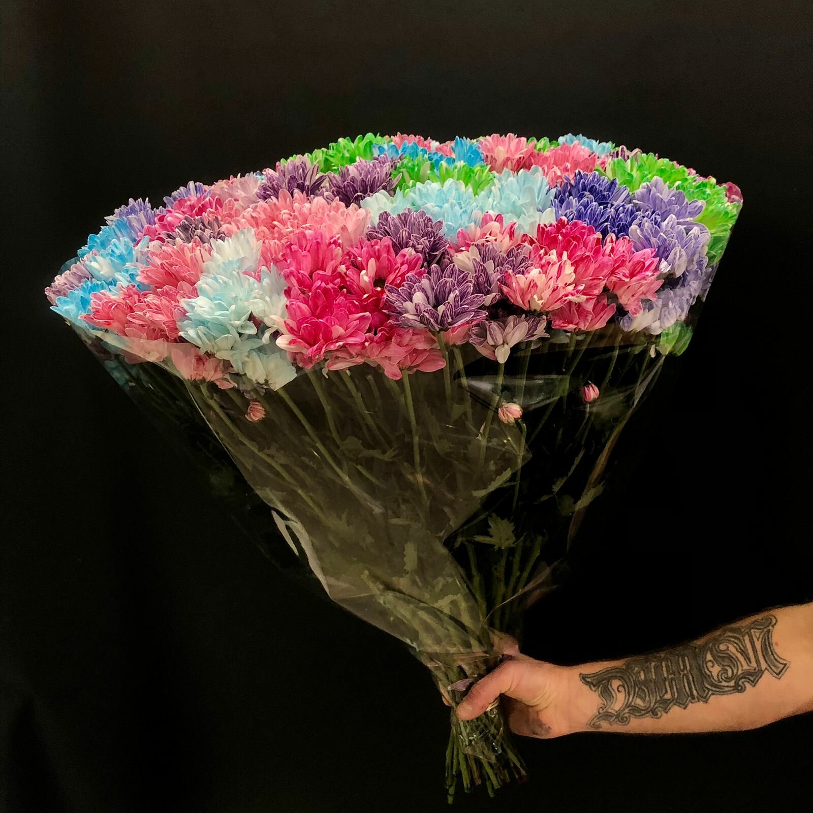 Букет из разноцветной хризантемы 35 штук в упаковочной пленке под атласной лентой