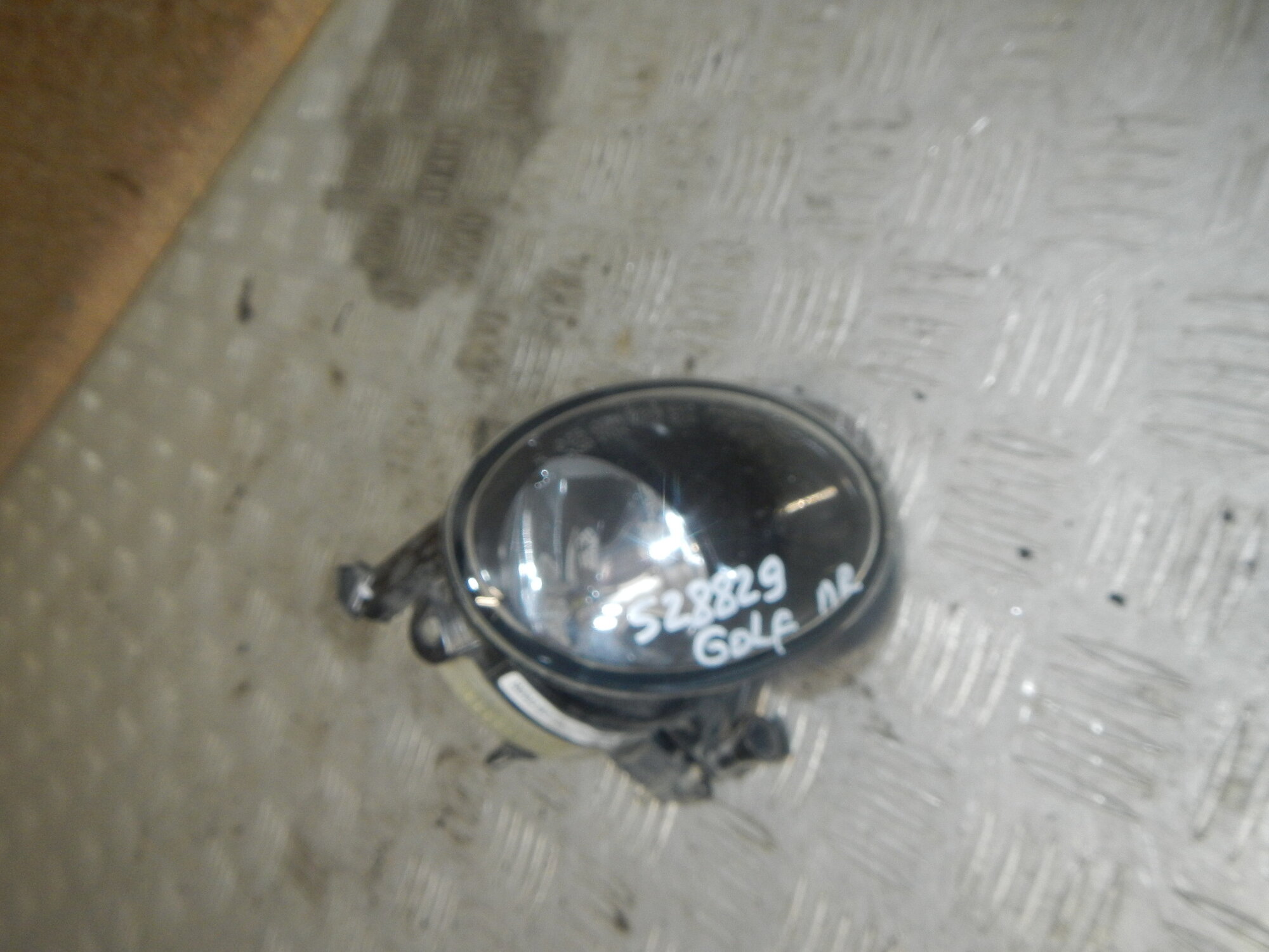 Б/У Фара противотуманная правая, Volkswagen (Фольксваген)-GOLF VI (09-12) VOLKSWAGEN GOLF VI (09-12) Hella Сломано 2 креп...