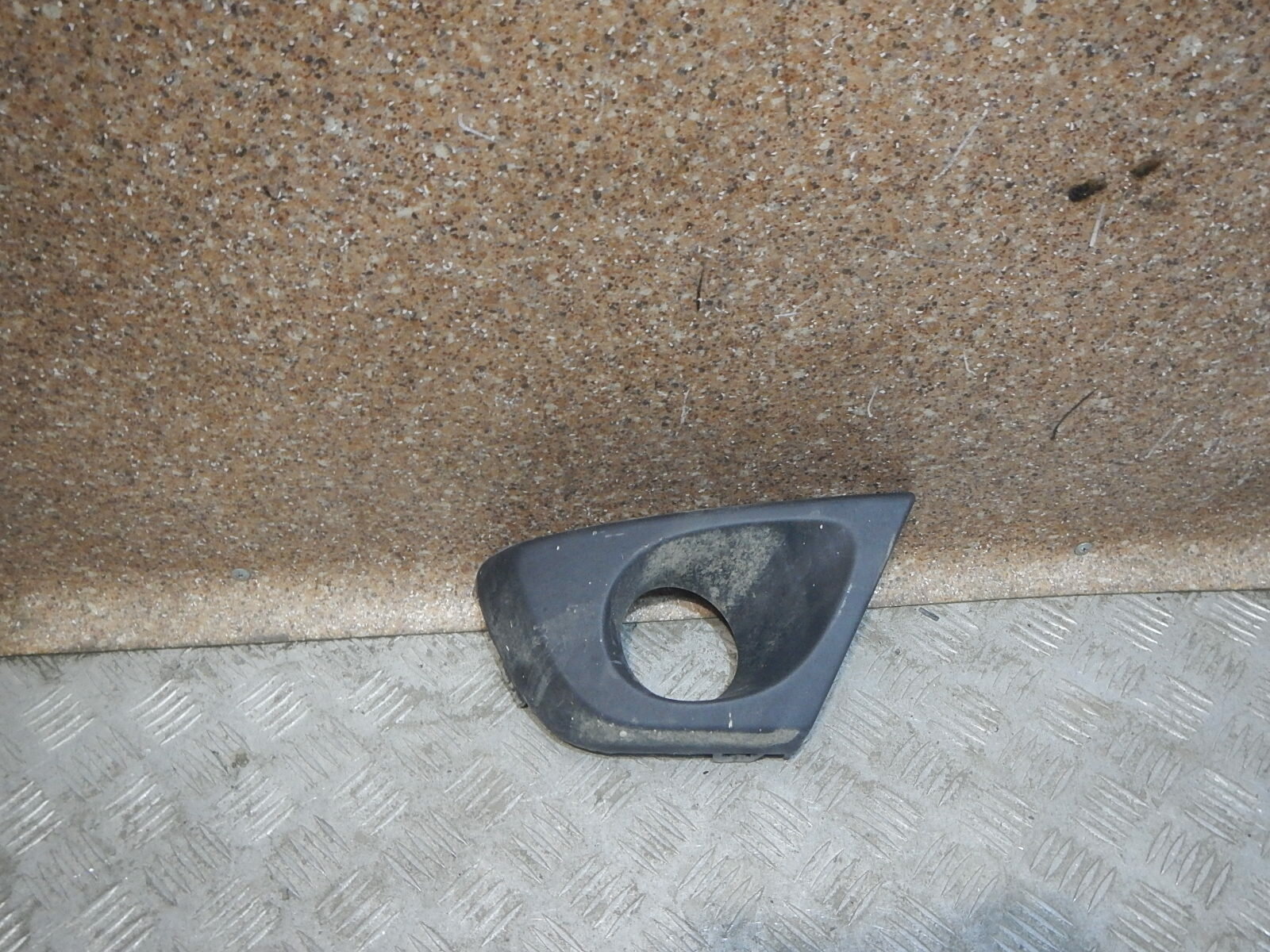 Б/У Рамка противотуманной фары правой, Renault (Рено)-DUSTER (12-20) RENAULT DUSTER (12-20) 14- Царапины. 432043 RENAULT ...