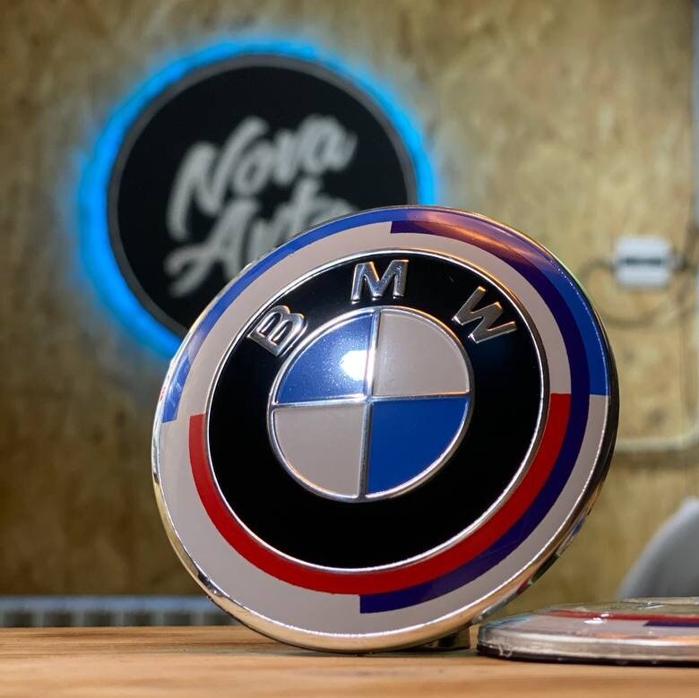Эмблема значок шильдик логотип БМВ BMW 82мм белый, синий, красный 103334-10 клей