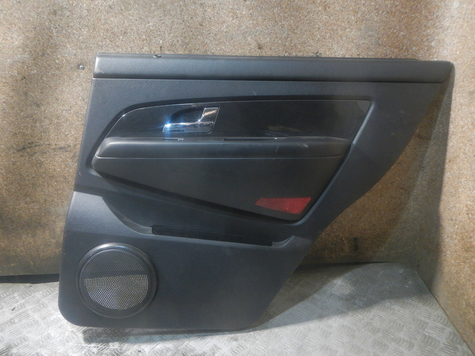 Б/У Обшивка двери задней правой, SsangYong (Сангйонг)-REXTON II (07-) SSANGYONG REXTON II (07-) Потертости. 577285 SSANG...