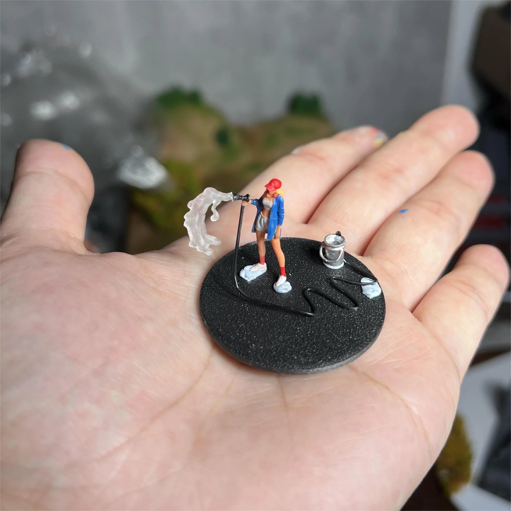 Миниатюрная фигурка девушки для диорамы 1:64 SET A