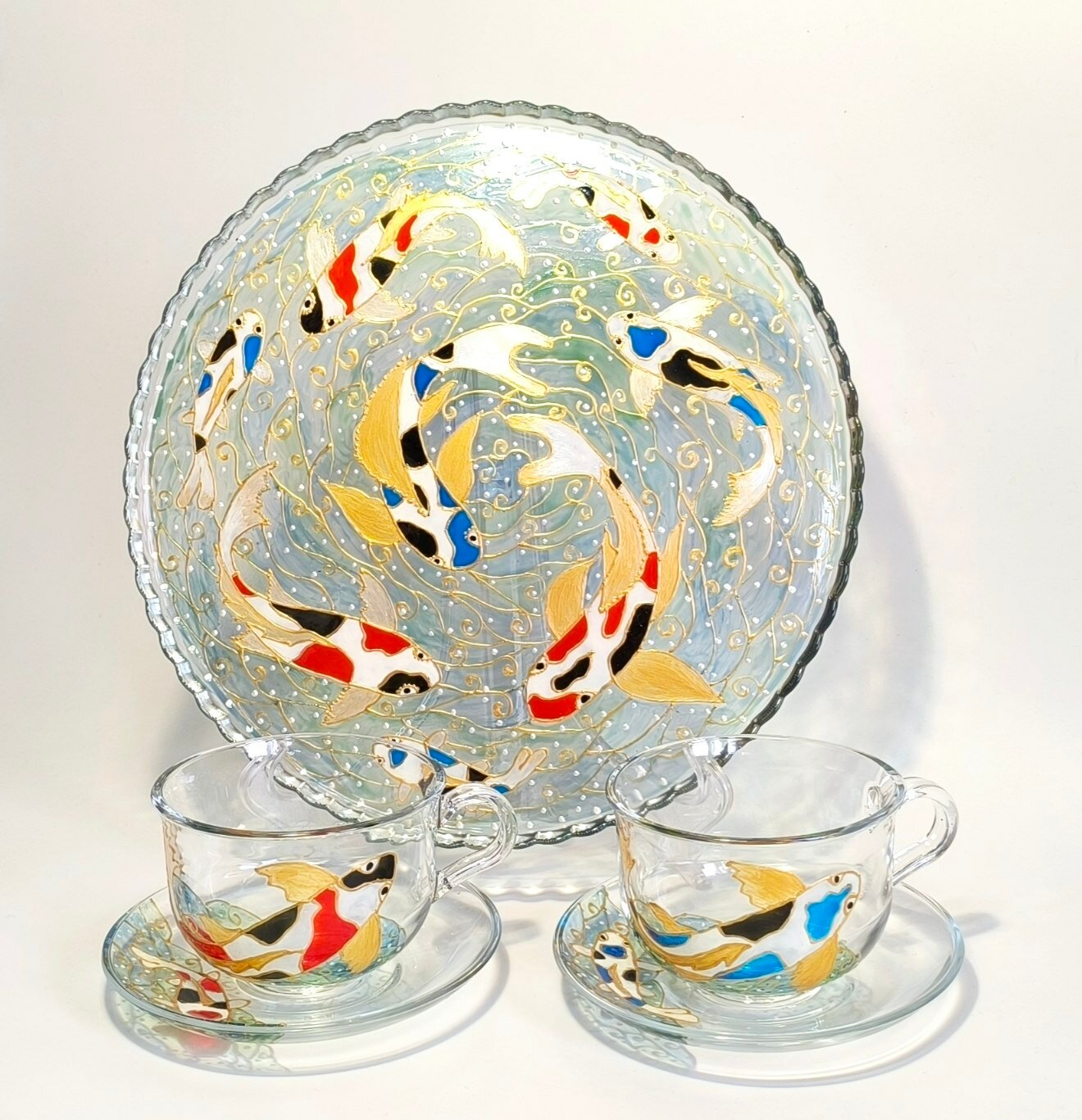 Сервиз авторский для чая и кофе "Рыбки удачи". Поднос (Блюдо)28см, две чашки(армуду)180мл, два блюдца.