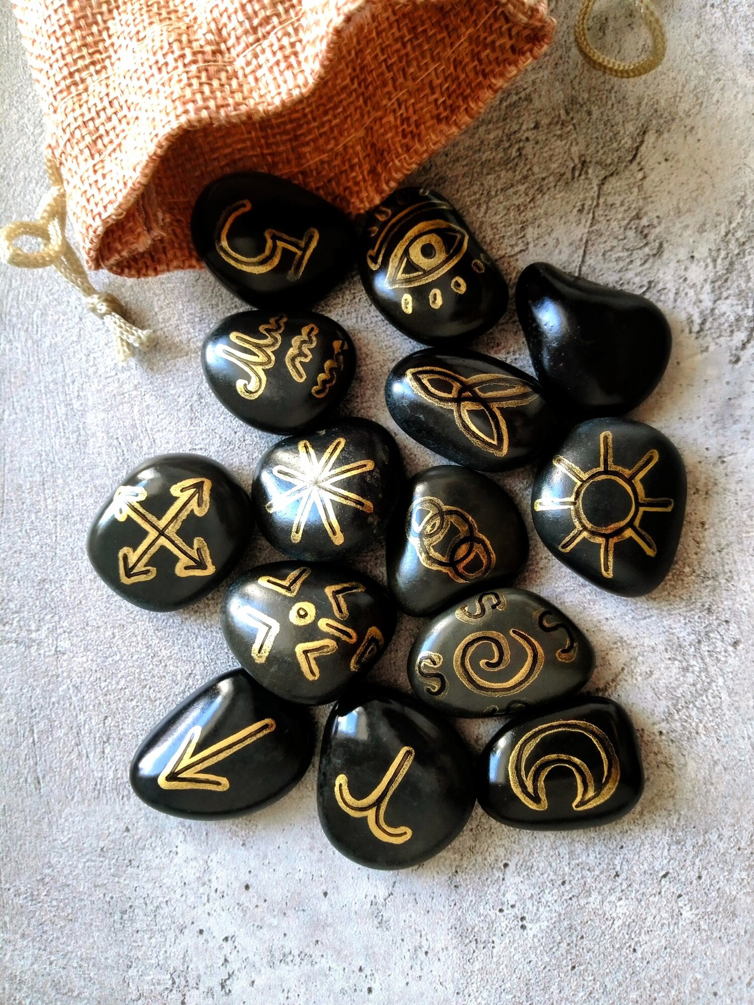 Ведьмины руны 13 шт. на тёмных натуральных камешках в мешочке 9х12 см