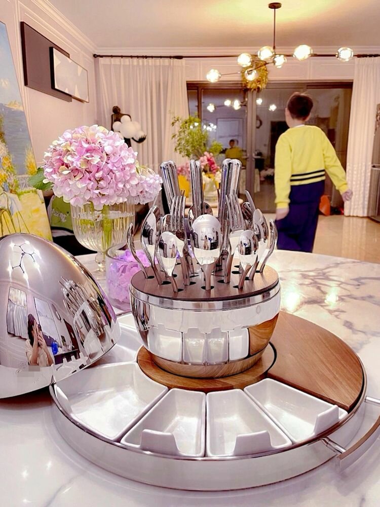 Яйцо комплект посуды и приборов