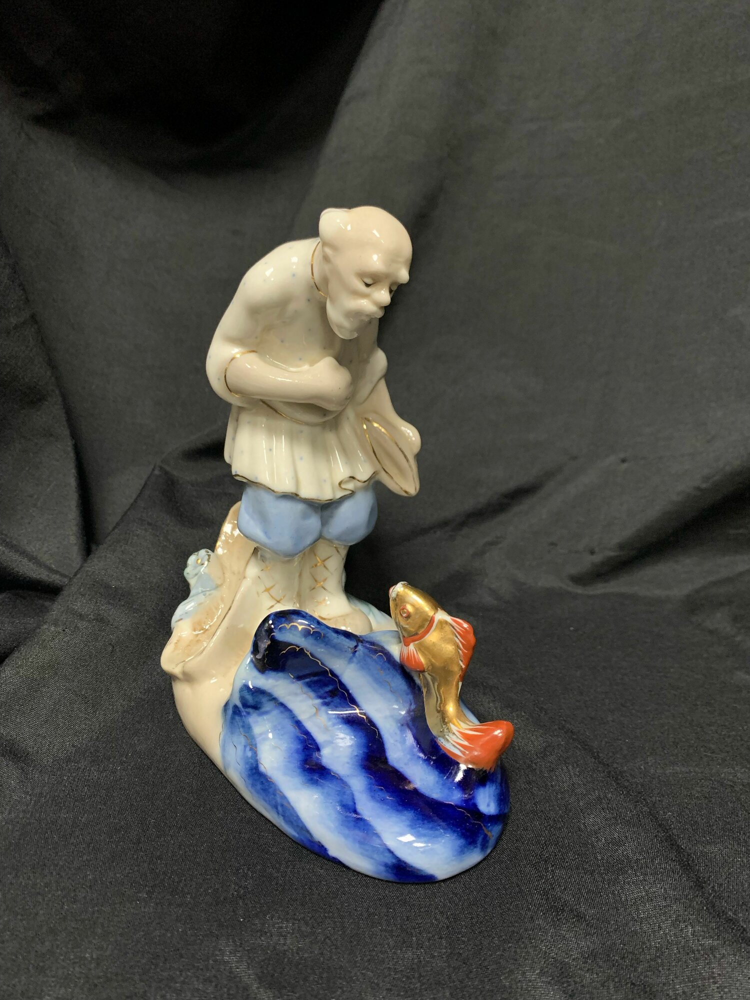 Фарфоровая статуэтка Старик и Золотая Рыбка (старая Гжель)