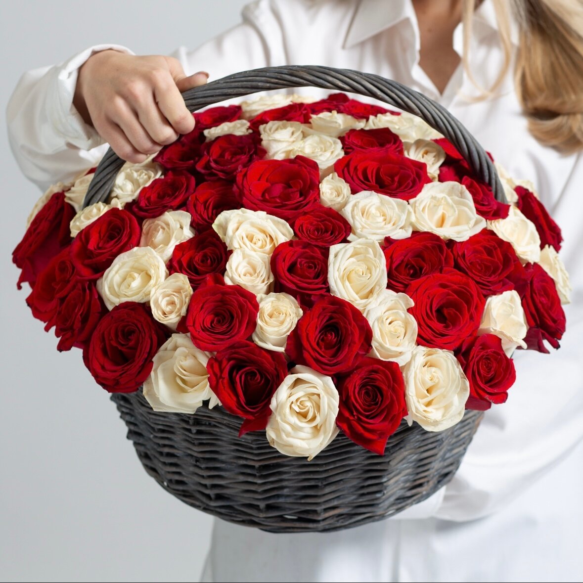 Букет из красных и белых роз 101 шт в корзине, красивый букет цветов, шикарный, премиум цветы, премиум букет
