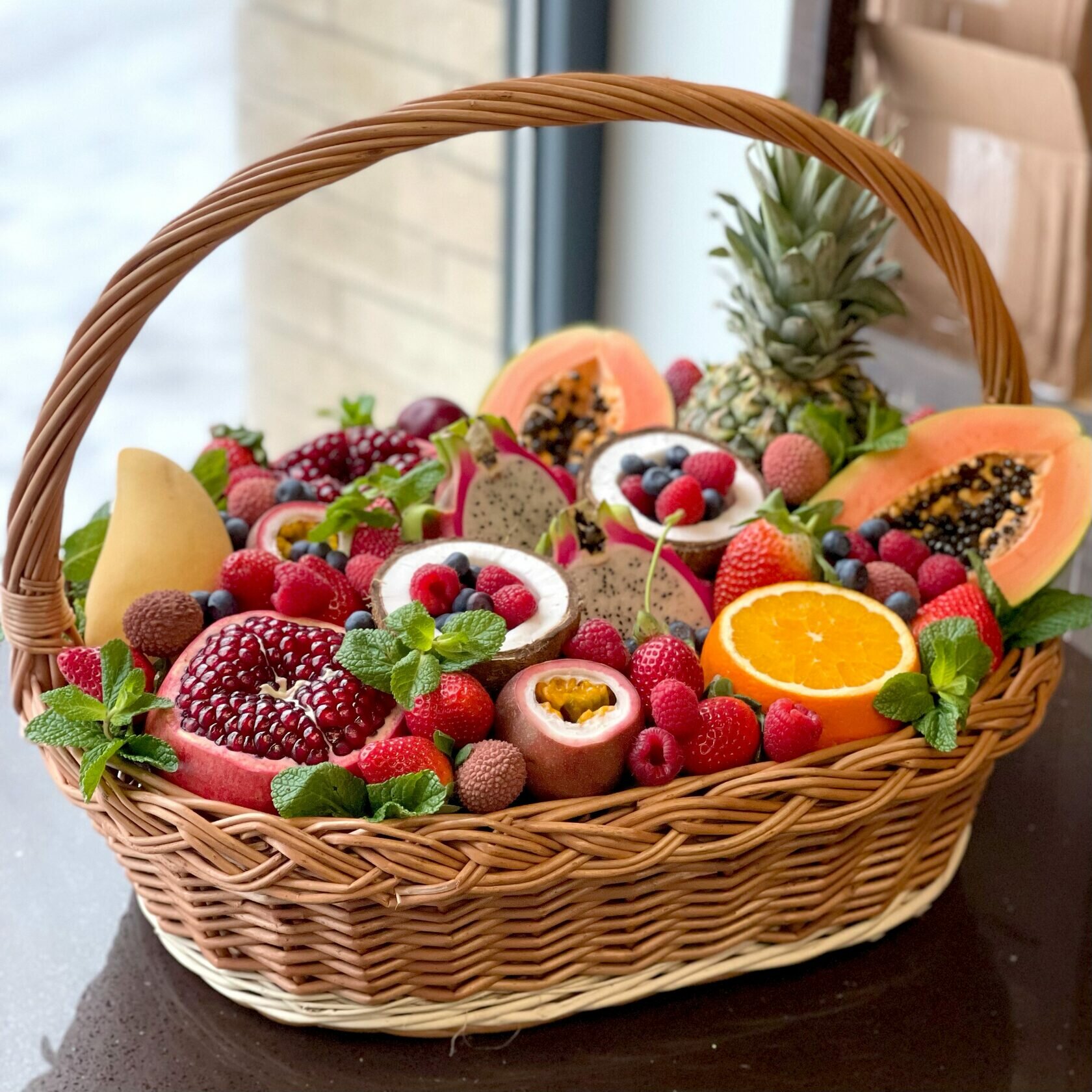 Фруктовая корзина, яблоки, ананас, маракуйя, манго, гранат, питахайа, виноград, клубника, малина