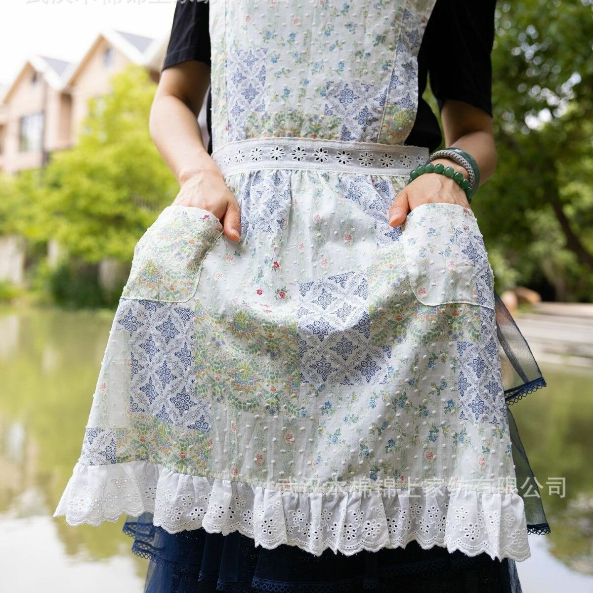 Фартук с мелким цветочным узором и кружевом