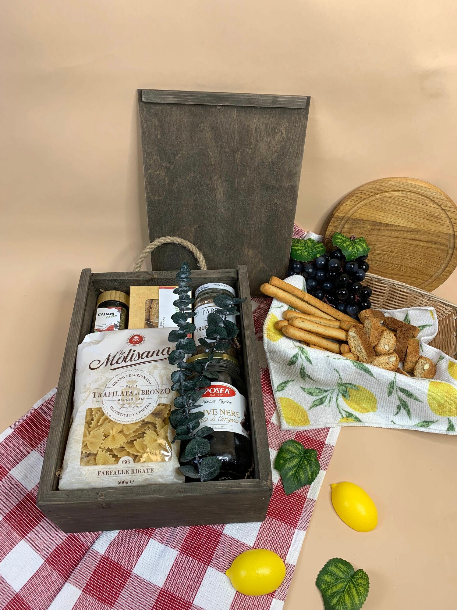 Подарочный набор "Dolce vita" одинарный с маслинами, макаронами, соусом, приправами, кантуччи на день рождения / итальянский подарок в ящике женщине мужчине маме папе руководителю