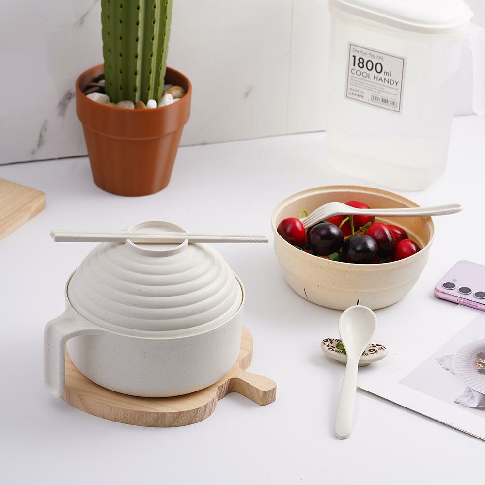 Миска с лапшой быстрого приготовления из пшеничной соломки со столовыми приборами