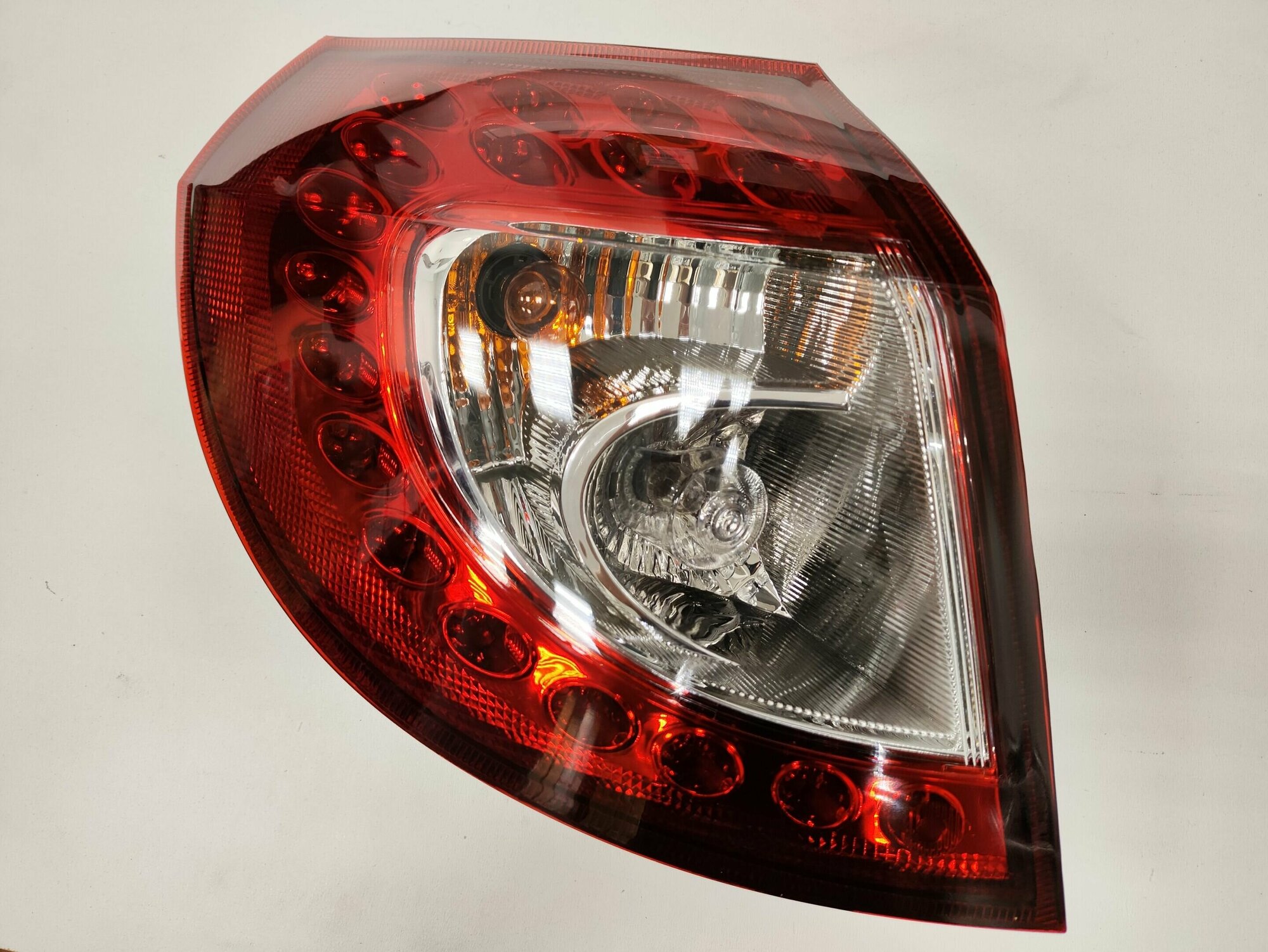 Фонарь задний левый Geely Emgrand X7 [2.0 16V 5MT внедорожник] 1017001040