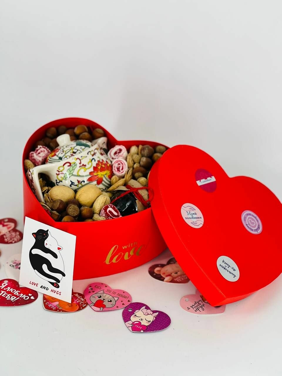 Подарок к 14 февраля и 8 марта. Орехи с медом, чаем и чайником в подарочной упаковке