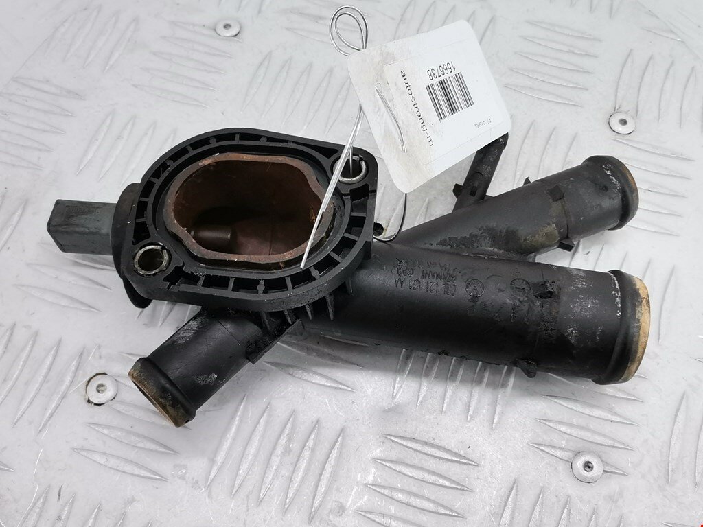 Фланец (штуцер системы охлаждения тройник) Volkswagen Jetta 6 03L121132AA арт. 1566738